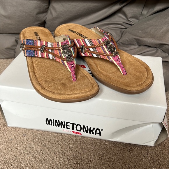 Minnetonka | Shoes | Womens Minnetonka Silver Hill Sandal | Poshmark